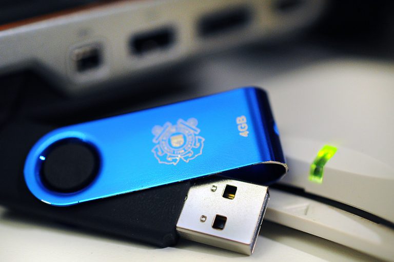 How To Use Flash Drive In Your Computer | Storables